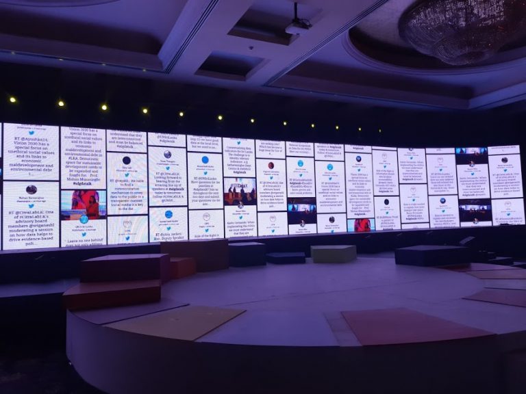 10 Innovative Display Screen Ideas For A Social Wall