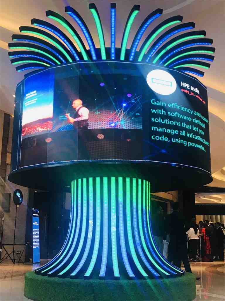 10 Innovative Display Screen Ideas For A Social Wall